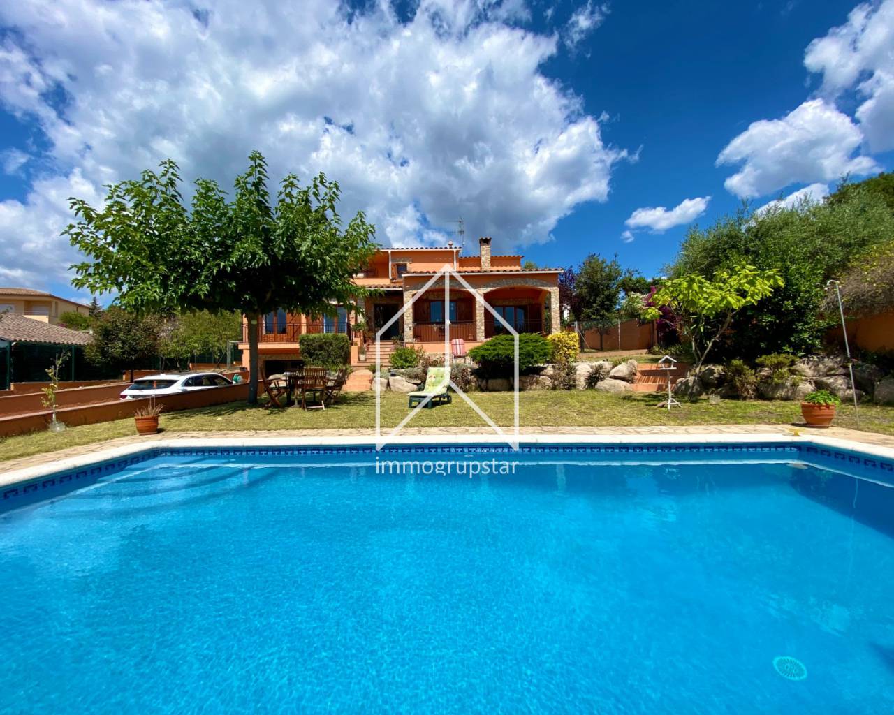 Chalet con piscina en una parcela amplia Calonge